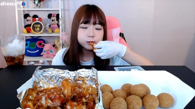 [클립] 간단하게 처갓집슈프림양념치킨 + BHC 치즈볼 20알 먹방 | SOOP VOD