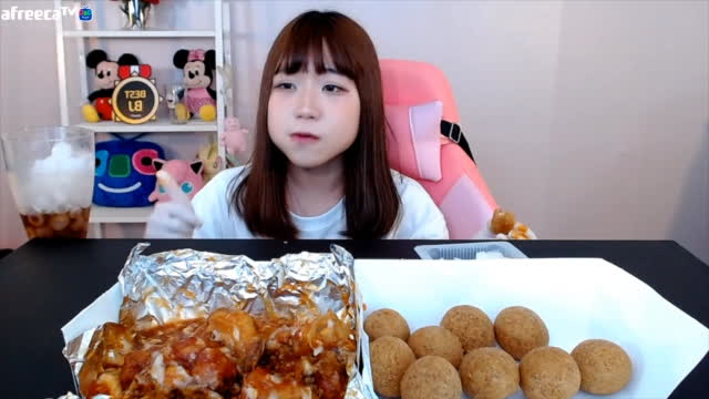 [클립] 간단하게 처갓집슈프림양념치킨 + BHC 치즈볼 20알 먹방 | SOOP VOD