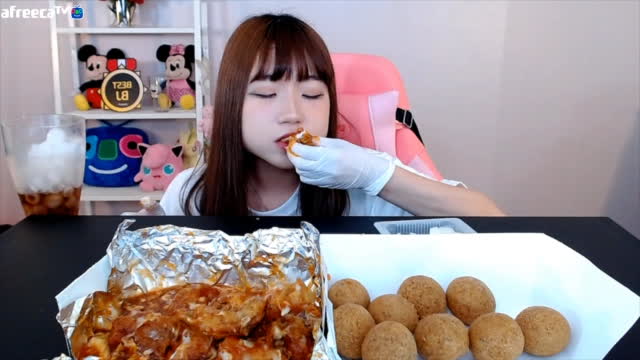 [클립] 간단하게 처갓집슈프림양념치킨 + BHC 치즈볼 20알 먹방 | SOOP VOD