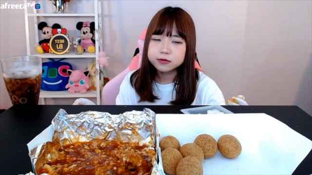 [클립] 간단하게 처갓집슈프림양념치킨 + BHC 치즈볼 20알 먹방 | 아프리카TV VOD