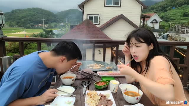 [클립]경남 남해)찌리랑 풀빌라BBq먹방 시조새 | SOOP VOD
