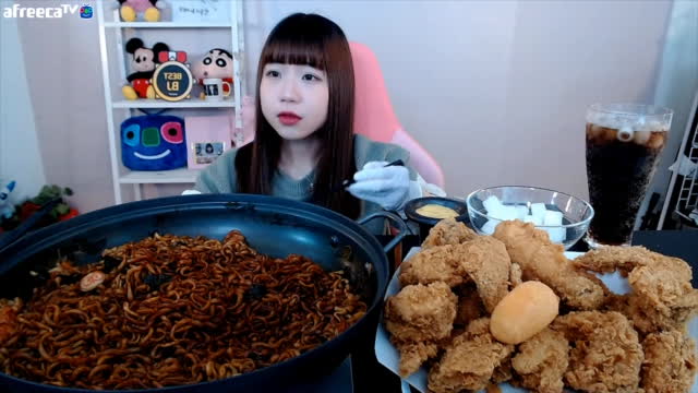 [클립] 짜파구리와 BBQ황금올리브치킨의 만남 | SOOP VOD