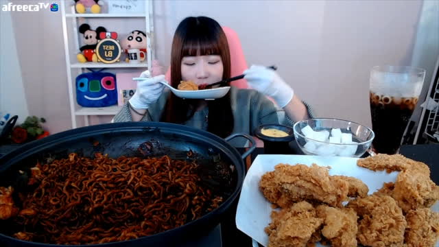 [클립] 짜파구리와 BBQ황금올리브치킨의 만남 | SOOP VOD