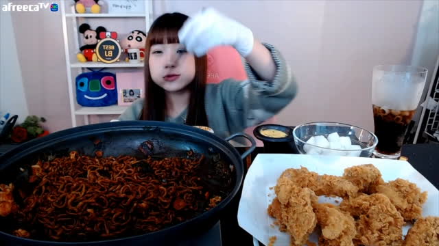 [클립] 짜파구리와 BBQ황금올리브치킨의 만남 | SOOP VOD