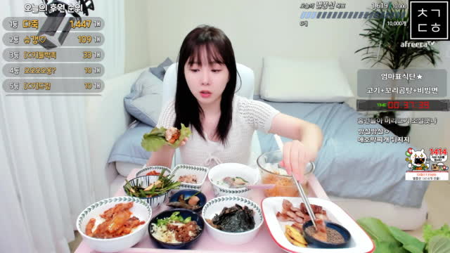 [클립]핫바 [철기대] 엄마가 구워주는고기+꼬리곰탕+비빔면 | SOOP VOD