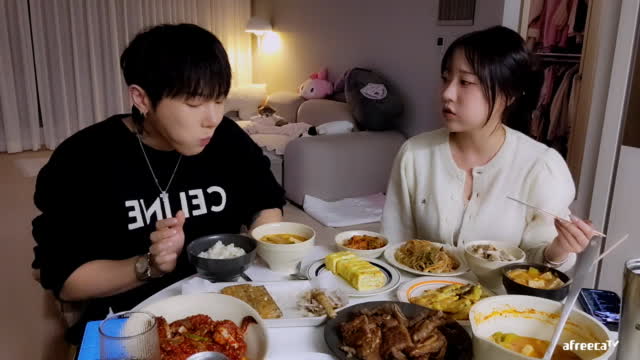 [케이x미오탱] 입에 묻은거 떼어주는 미오탱 | SOOP VOD
