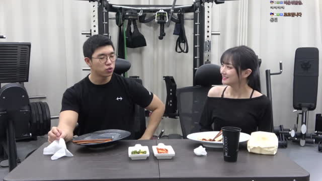 [캐치]와이프 앞에서 여캠 PT 수업 (우정X4) | SOOP VOD