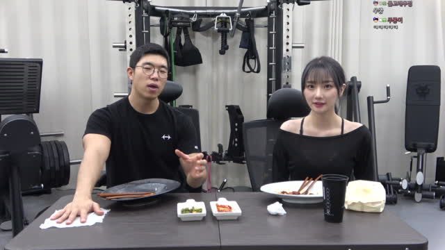 [클립]와이프 앞에서 여캠 PT 수업 (우정X4) | SOOP VOD