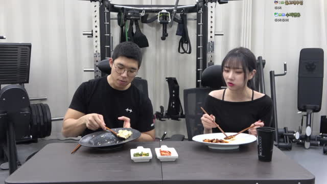 [클립]와이프 앞에서 여캠 PT 수업 (우정X4) | SOOP VOD