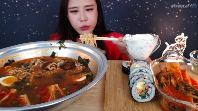 [클립]2차먹방 앵그리너구리X3 참치김밥X2 | SOOP VOD