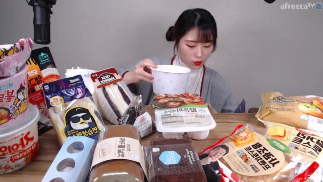 [클립]먹방) CU랑 GS25 6만원치 ... 털어왔어요;;; | SOOP VOD