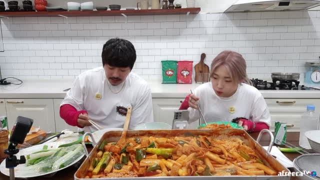 [클립]K-밥로드 떡볶세끼 아프리카 첫 공개 KCM x 히밥 | 아프리카TV VOD