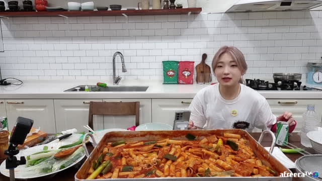 [클립]K-밥로드 떡볶세끼 아프리카 첫 공개 KCM x 히밥 | SOOP VOD