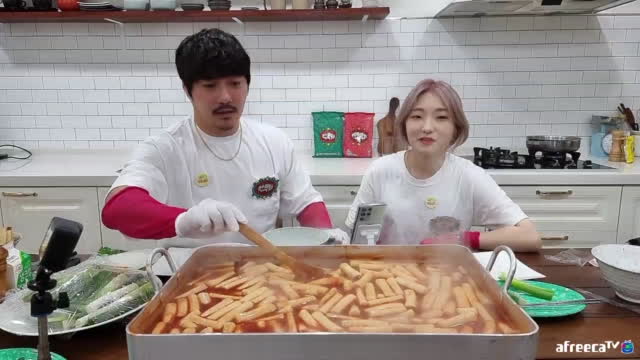 [클립]K-밥로드 떡볶세끼 아프리카 첫 공개 KCM x 히밥 | 아프리카TV VOD