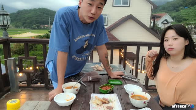 [클립]경남 남해)찌리랑 풀빌라BBq먹방 시조새 | SOOP VOD