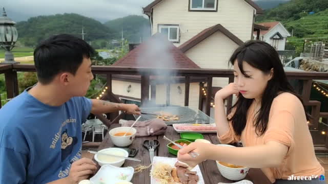 [클립]경남 남해)찌리랑 풀빌라BBq먹방 시조새 | SOOP VOD