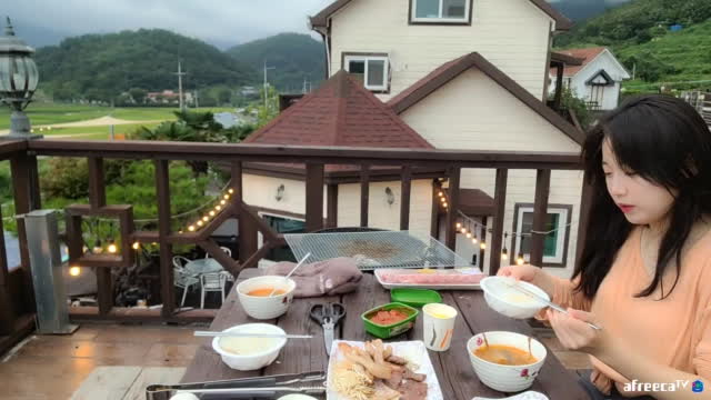 [클립]경남 남해)찌리랑 풀빌라BBq먹방 시조새 | SOOP VOD