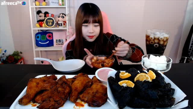 [클립] BBQ 신메뉴 까먹물치킨과 자메이카통다리 리뷰 먹방! | SOOP VOD