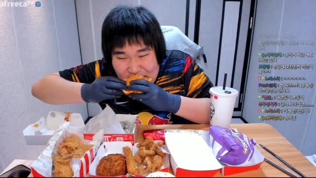 [클립]KFC치짜세트+핫통삼겹+징거버거+트위스트세트먹방 마빡 피파4 | SOOP VOD