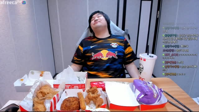 [클립]KFC치짜세트+핫통삼겹+징거버거+트위스트세트먹방 마빡 피파4 | SOOP VOD