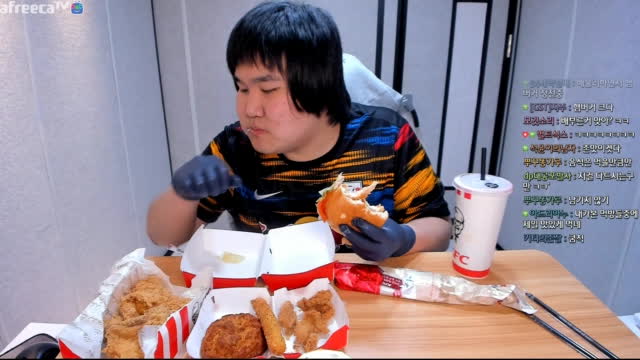 [클립]KFC치짜세트+핫통삼겹+징거버거+트위스트세트먹방 마빡 피파4 | SOOP VOD