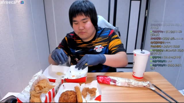[클립]KFC치짜세트+핫통삼겹+징거버거+트위스트세트먹방 마빡 피파4 | SOOP VOD