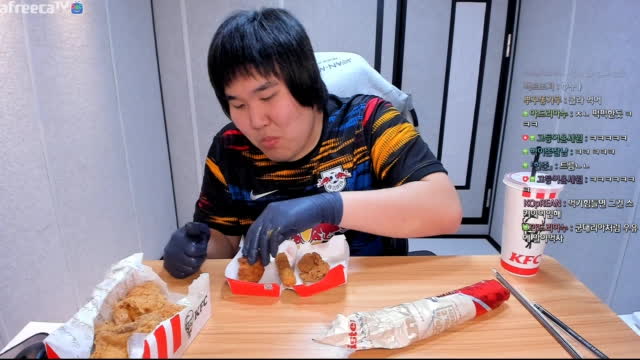 [클립]KFC치짜세트+핫통삼겹+징거버거+트위스트세트먹방 마빡 피파4 | SOOP VOD