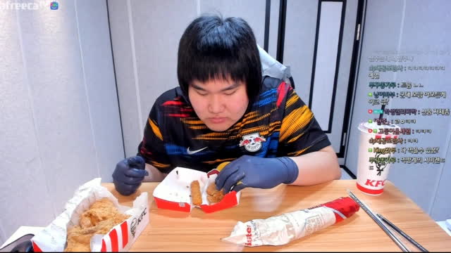 [클립]KFC치짜세트+핫통삼겹+징거버거+트위스트세트먹방 마빡 피파4 | SOOP VOD