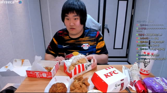 [클립]KFC치짜세트+핫통삼겹+징거버거+트위스트세트먹방 마빡 피파4 | SOOP VOD