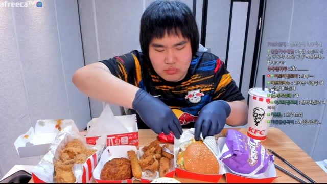 [클립]KFC치짜세트+핫통삼겹+징거버거+트위스트세트먹방 마빡 피파4 | SOOP VOD