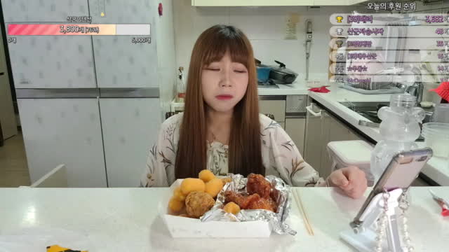 [클립]엄마집에서 후식 BBQ치킨 황금올리브닭다리 먹방 | SOOP VOD