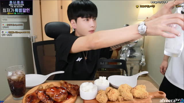 [클립] BBQ 치킨 먹방 김인호 | SOOP VOD