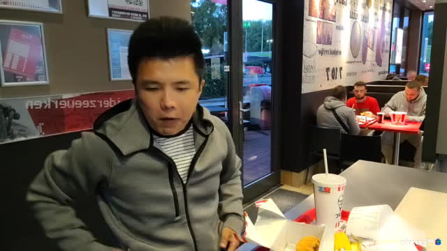 [클립]오뜨님 덕분에 KFC 닭다리 뜯음 먹방 in 네덜란드 - 세계일주 용진캠프 | SOOP VOD