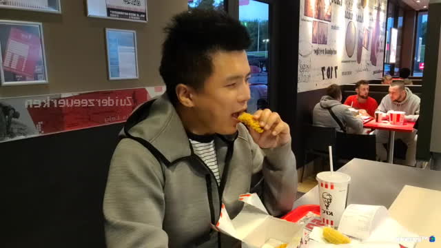 [클립]오뜨님 덕분에 KFC 닭다리 뜯음 먹방 in 네덜란드 - 세계일주 용진캠프 | SOOP VOD