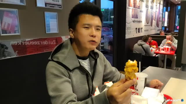 [클립]오뜨님 덕분에 KFC 닭다리 뜯음 먹방 in 네덜란드 - 세계일주 용진캠프 | SOOP VOD