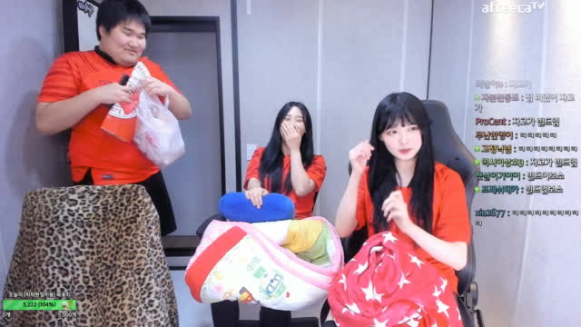 [클립]한국VS가나 카타르 월드컵 sbs mbc kbs 중계 축구 피파4 구루미X봉순X마빡 먹방!~ | SOOP VOD