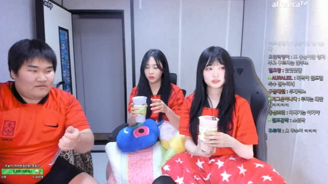 [클립]한국VS가나 카타르 월드컵 sbs mbc kbs 중계 축구 피파4 구루미X봉순X마빡 먹방!~ | SOOP VOD