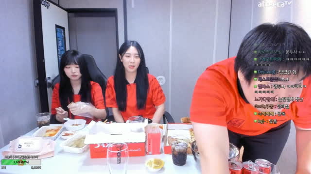 [클립]미녀분들오셨다.. 한국VS가나 카타르 월드컵 sbs mbc kbs 중계 축구 피파4 구루미X봉순X마빡 먹방!~ | SOOP VOD