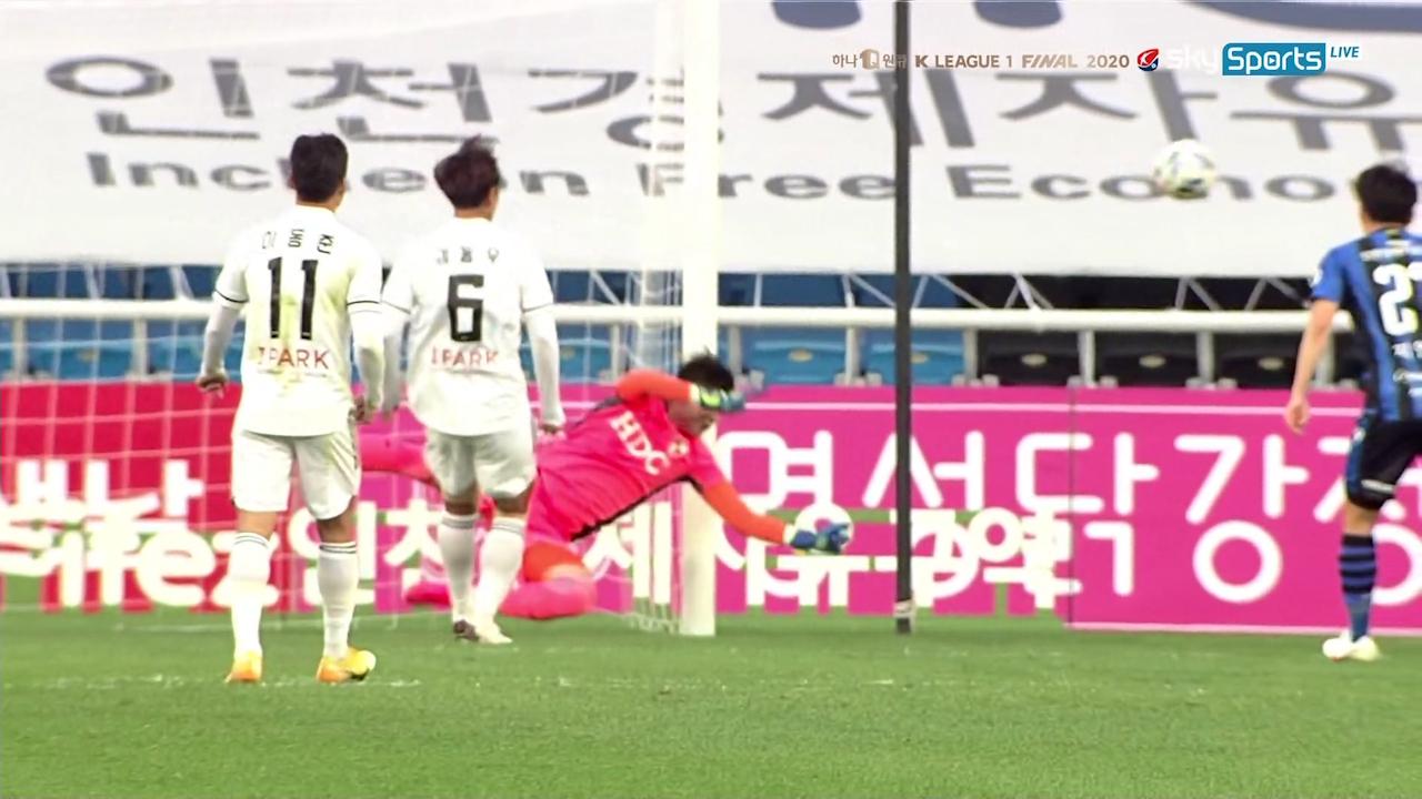 '무고사의 헤더' 끝까지 팔을 뻗으며 막아내는 최필수 GK / 전반 45+2분 | SOOP VOD