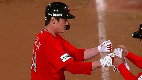 오태곤의 1타점 적시타에 이어 연속득점하는 SSG! | SOOP VOD