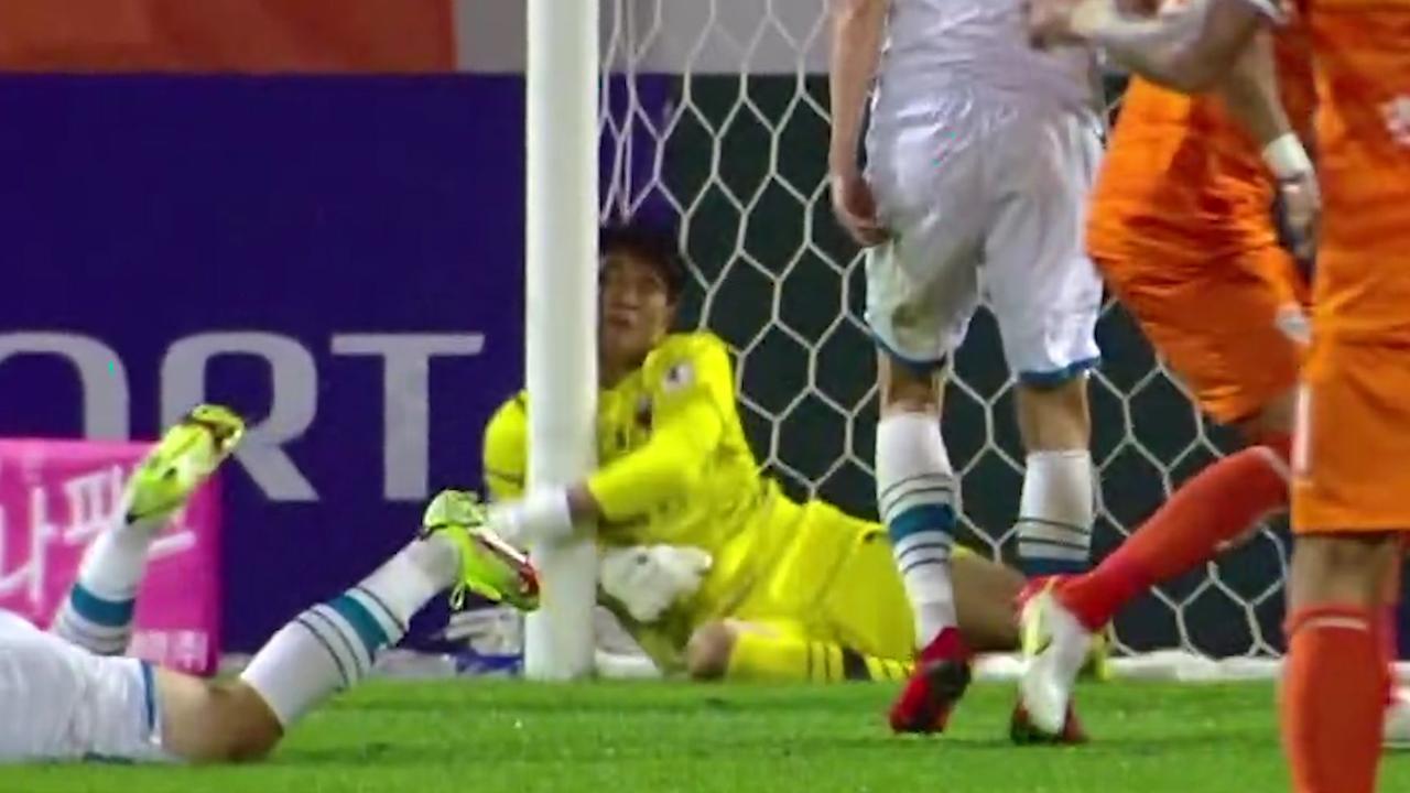 '헌신적인 선방' 김기동 감독의 부름에 보답하는 이준 GK / 후반 39분 | SOOP VOD