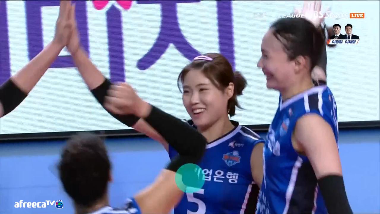 김하경의 뚝 떨어지는 서브 에이스! 2세트 선취점 가져오는 IBK | SOOP VOD