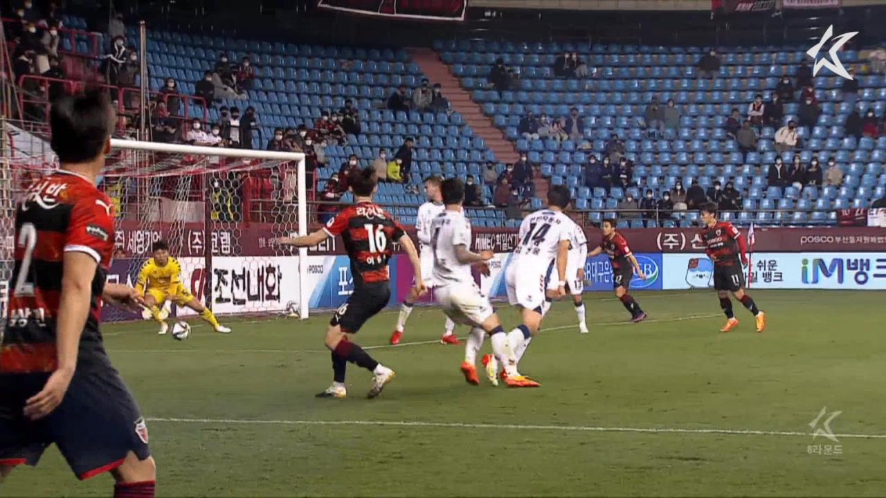 '절묘한 코스였는데..' 이승모의 슈팅을 막아내는 유현 GK / 후반 40분 | SOOP VOD