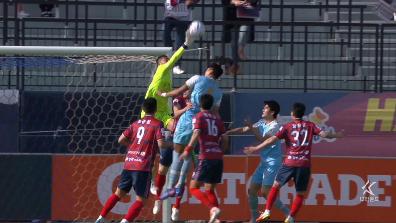 '냉정한 승부의 세계' 몸을 날려 친정팀 대구 FC의 슈팅을 막아낸 구성윤 GK / 전반 2분 | SOOP VOD