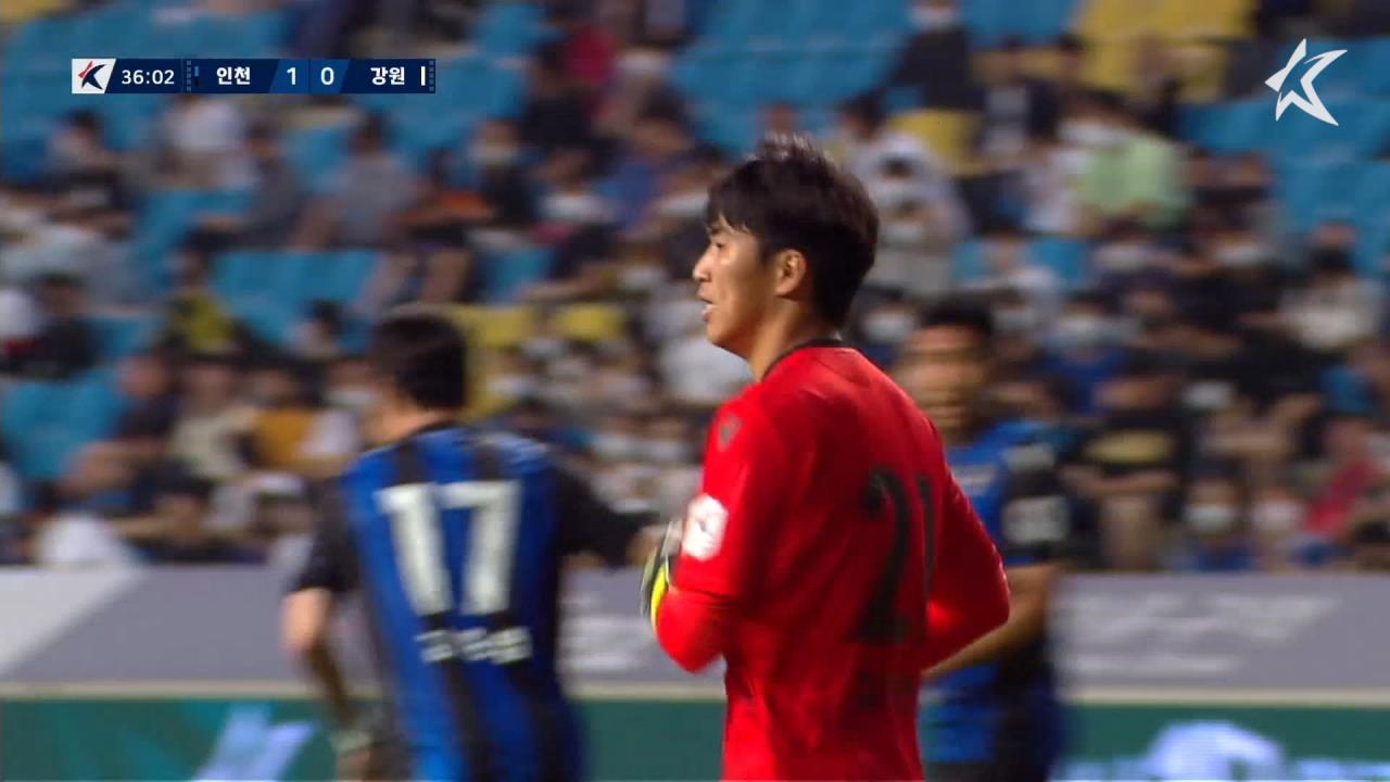 '슈퍼세이브 장인' 양현준의 감아 차기를 막아내는 김동헌 GK / 전반 35분 | SOOP VOD