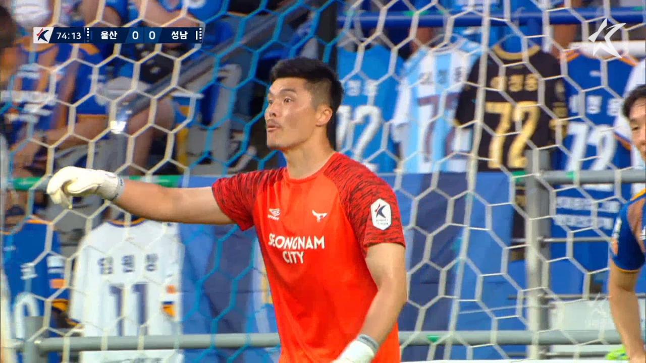 '위험했던 성남 FC의 골문' 박주영과 바코의 공격을 막아내는 김영광 GK 슈퍼세이브 / 후반 29분 | SOOP VOD