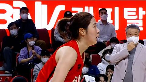 김시온의 3점슛, 동점에 이어 역전에 성공하는 BNK썸! | SOOP VOD