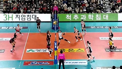 3연속 득점으로 1세트 첫 리드를 가져오는 IBK 기업은행 | SOOP VOD