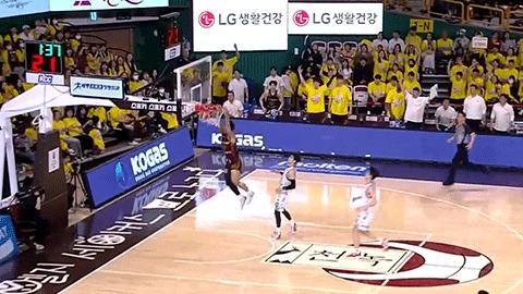 구탕의 투핸드 덩크로 좋은 분위기를 이어나가는 LG | SOOP VOD